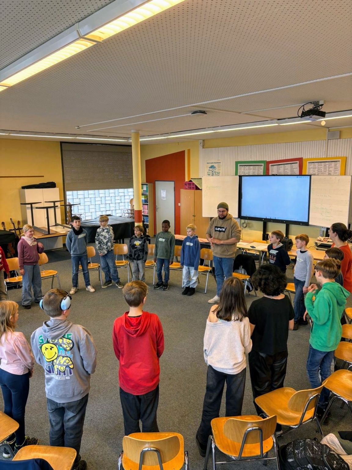Wenn die Schule zum Musikstudio wird: Workshop mit Rapper 1A ...